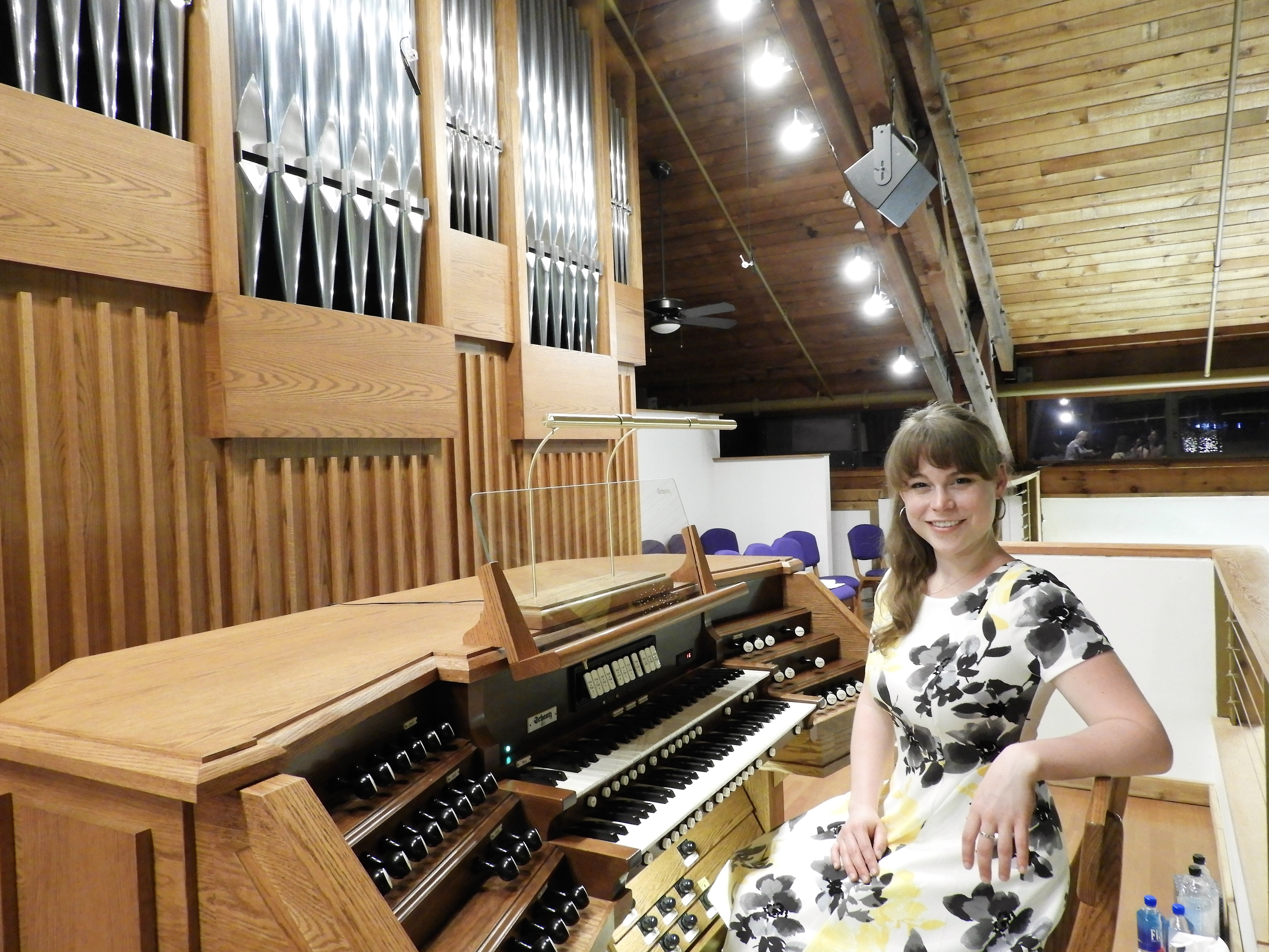 Katelyn at the Siesta Key Chapel organ – Sarasota-Manatee AGO Chapter